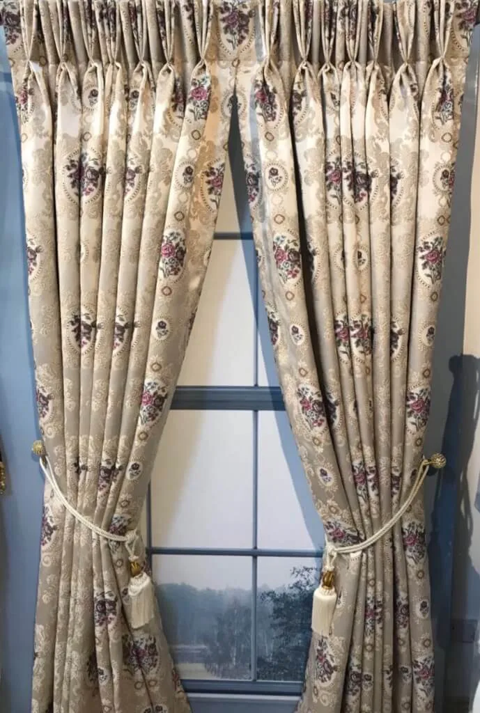 Pinch Pleat Curtains Dubai | Buy Custom Pinch Pleat Drapes